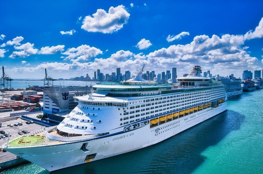 Hydrogen fuel cells for zero-emission cold ironing