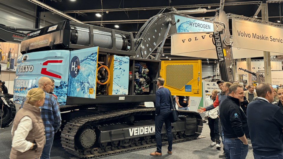 Ballard-powered hydrogen excavator premieres at industry event, Norway